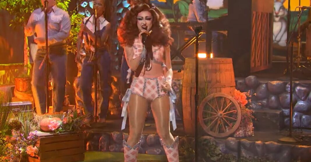 Watch Chappell Roan Perform 'Pink Pony Club', Debut New Song 'The Giver ...